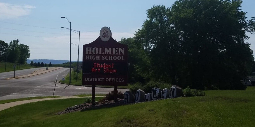 HOLMEN HIGH SCHOOL PLANS TO TAKE DOWN IN MEMORIAM WALL - Z93