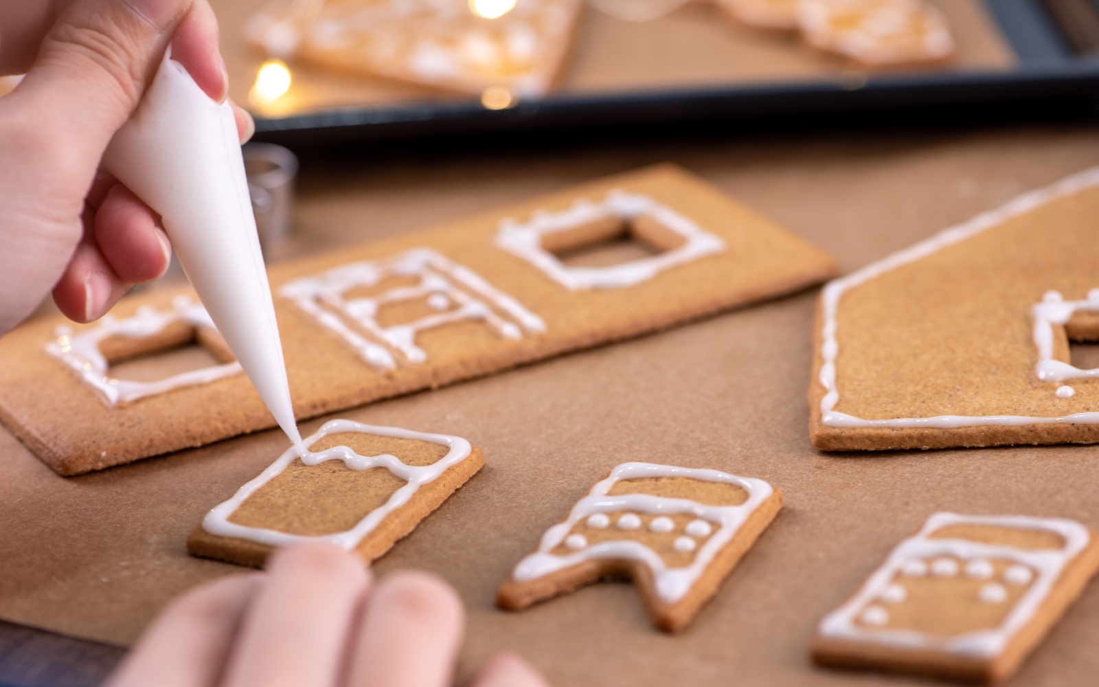 MILLER HIGH LIFE WILL HELP YOU BUILD YOUR OWN GINGERBREAD DIVE BAR - Z93