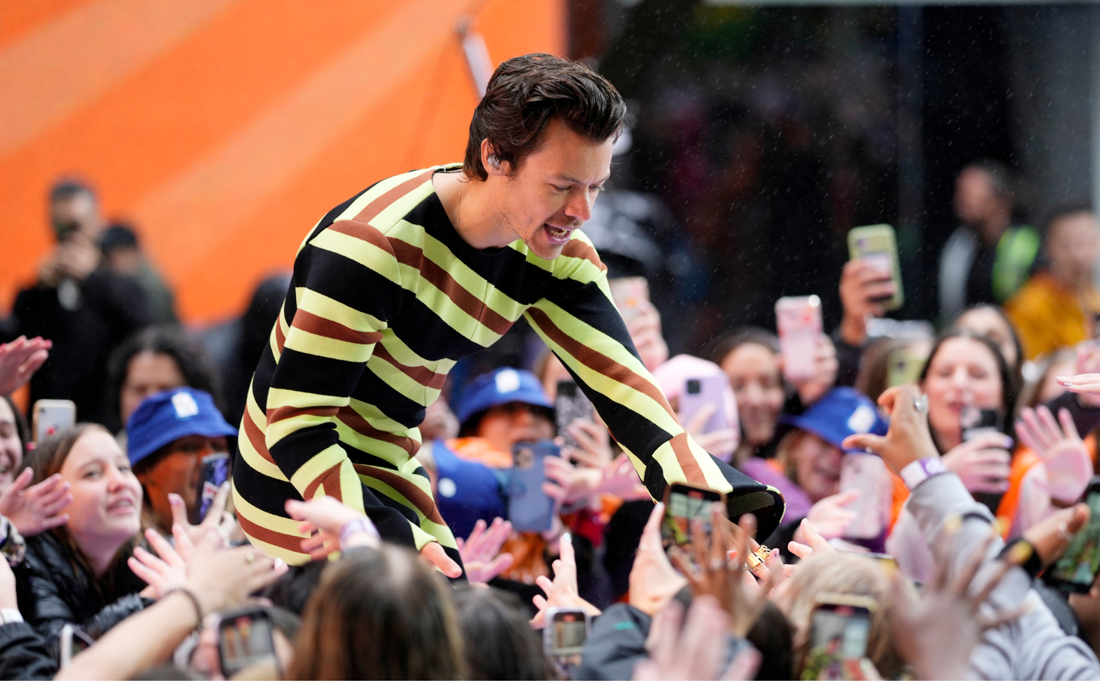 HARRY STYLES TEAMS WITH HEADCOUNT FOR "HARRYWEEN" CONTEST - Z93