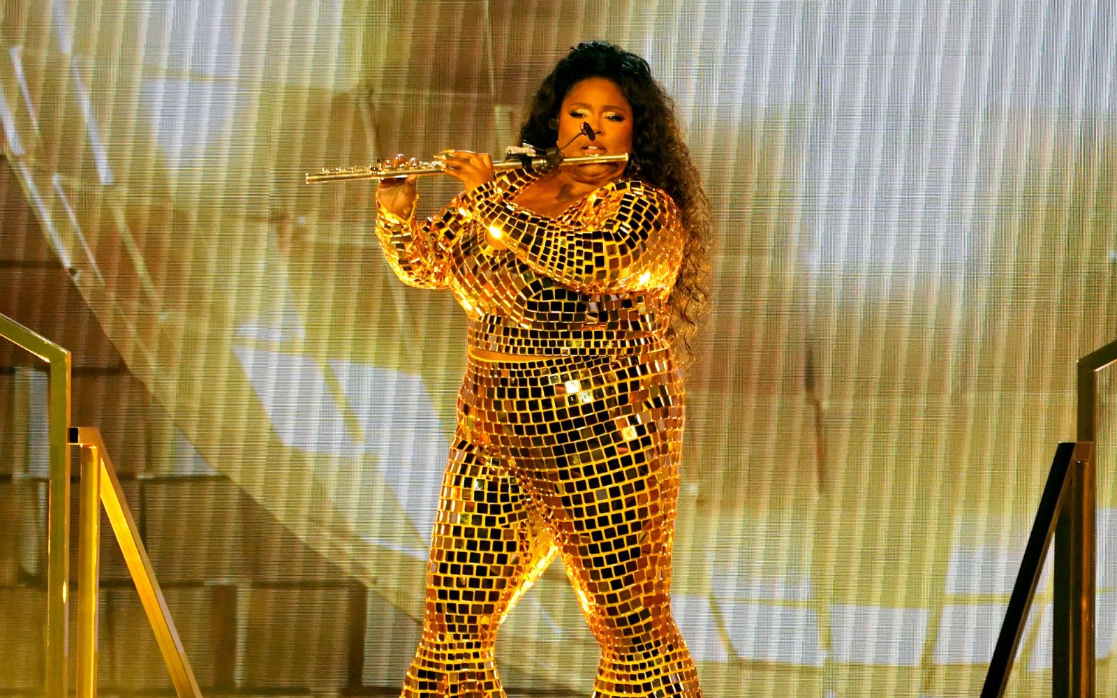 LIZZO SURPRISES FANS WHILE THEY LISTEN TO “SPECIAL” - Z93