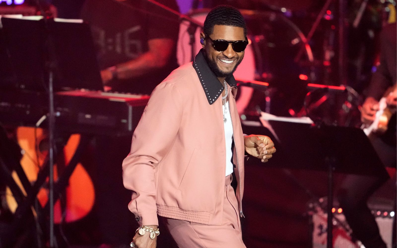 USHER FIRST ARTIST FEATURED IN TWITTER'S "BEHIND THE MEME" - Z93