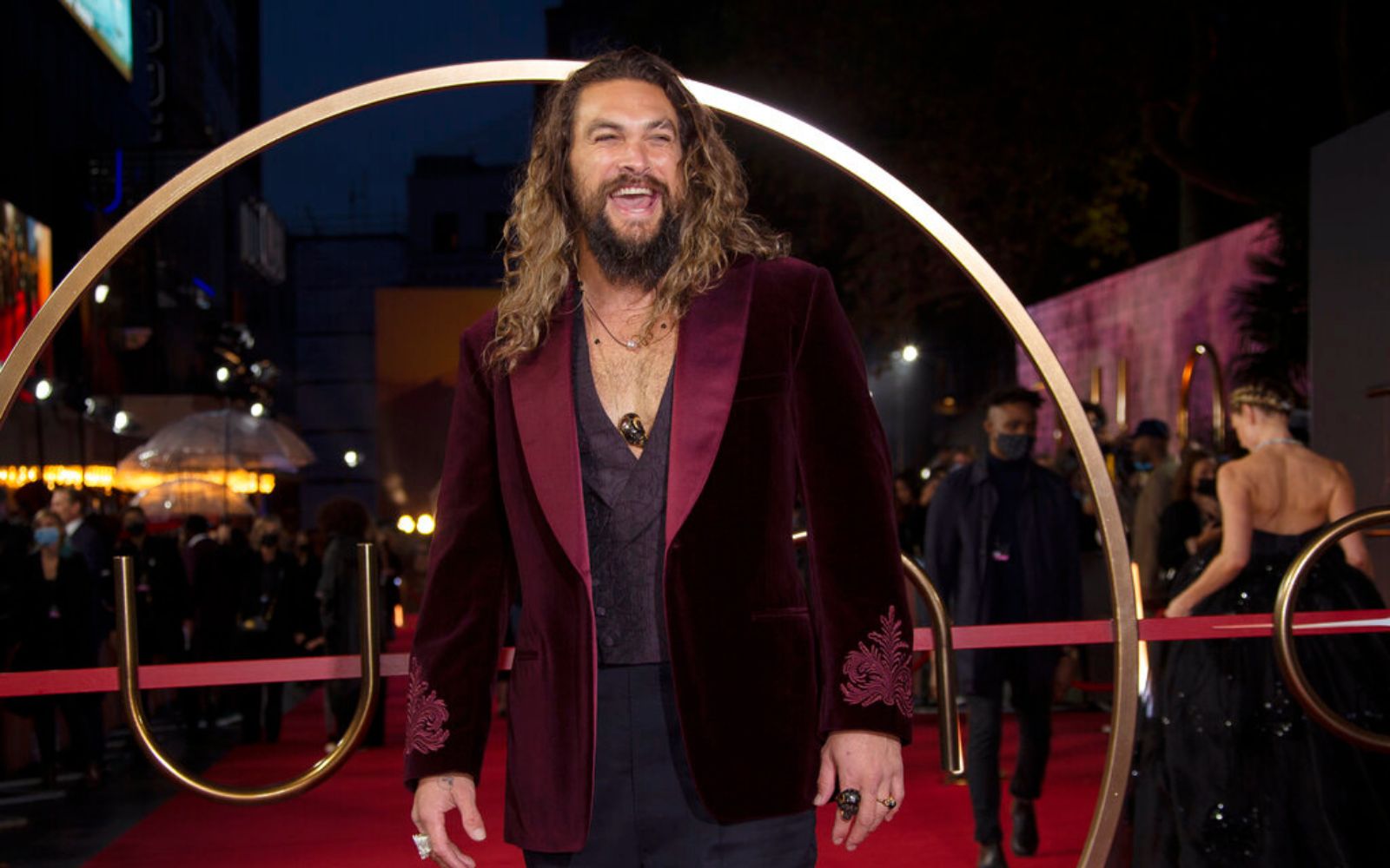 JASON MAMOA PLAYS FLIGHT ATTENDANT ON HAWAIIAN AIRLINES FLIGHT - Z93