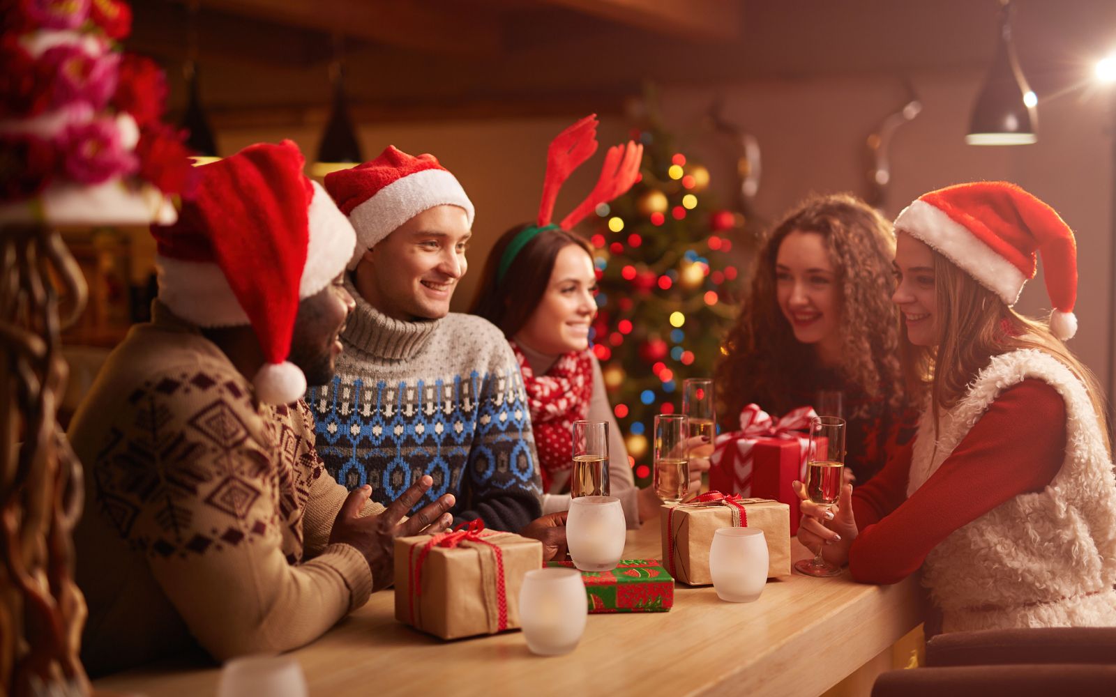 "FRIENDSMAS"- CHRISTMAS CELEBRATION WITH YOUR CHOSEN FAMILY - Z93