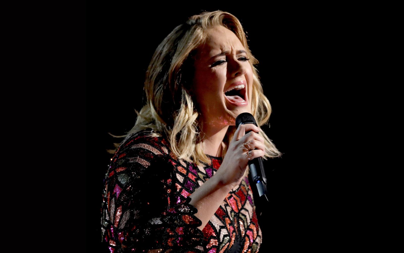 ADELE DARES HER FANS TO THROW SOMETHING AT HER ON STAGE - Z93