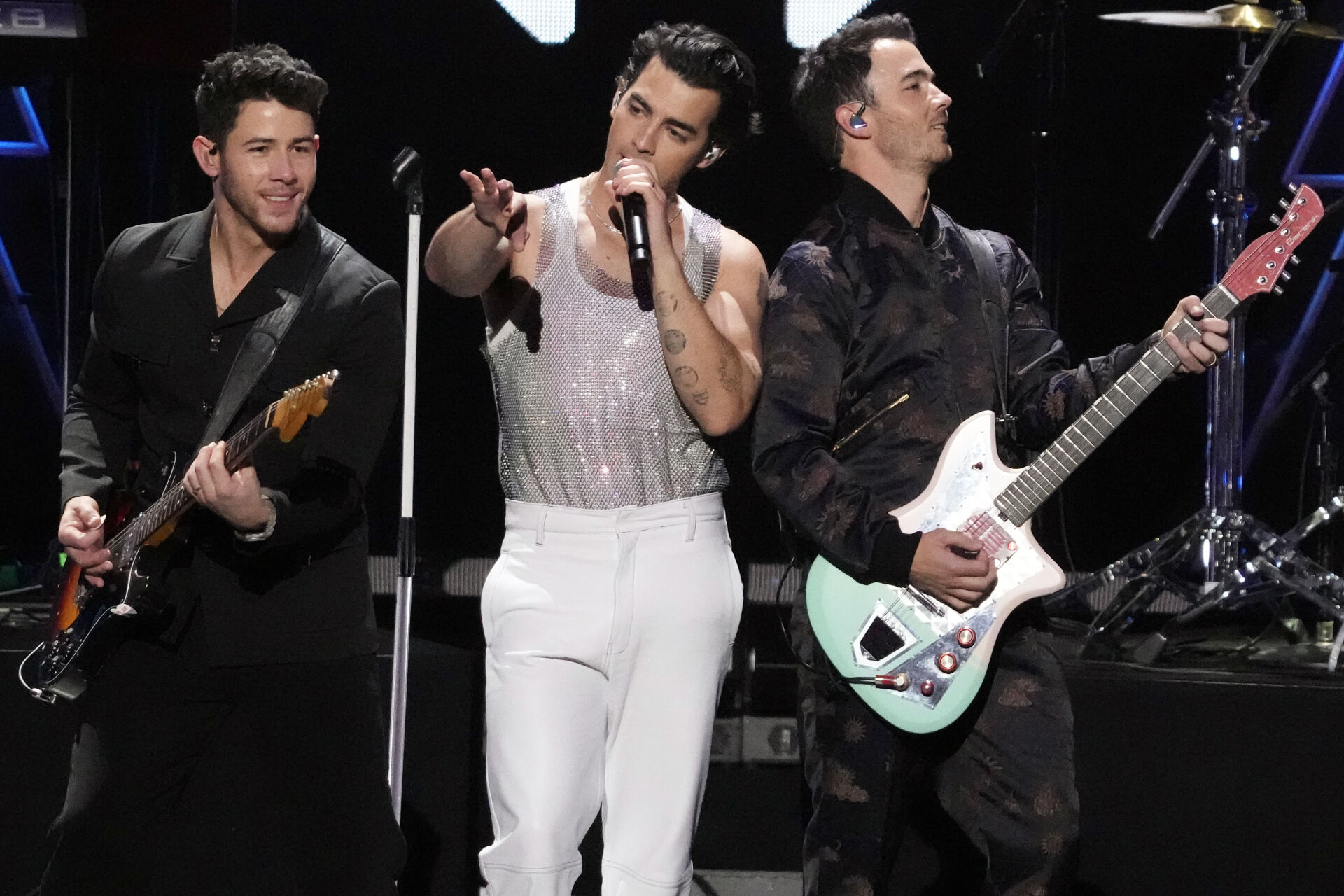 WATCH THE JONAS BROTHERS SING LIVE IN A STAIRWELL ON JIMMY FALLON - Z93