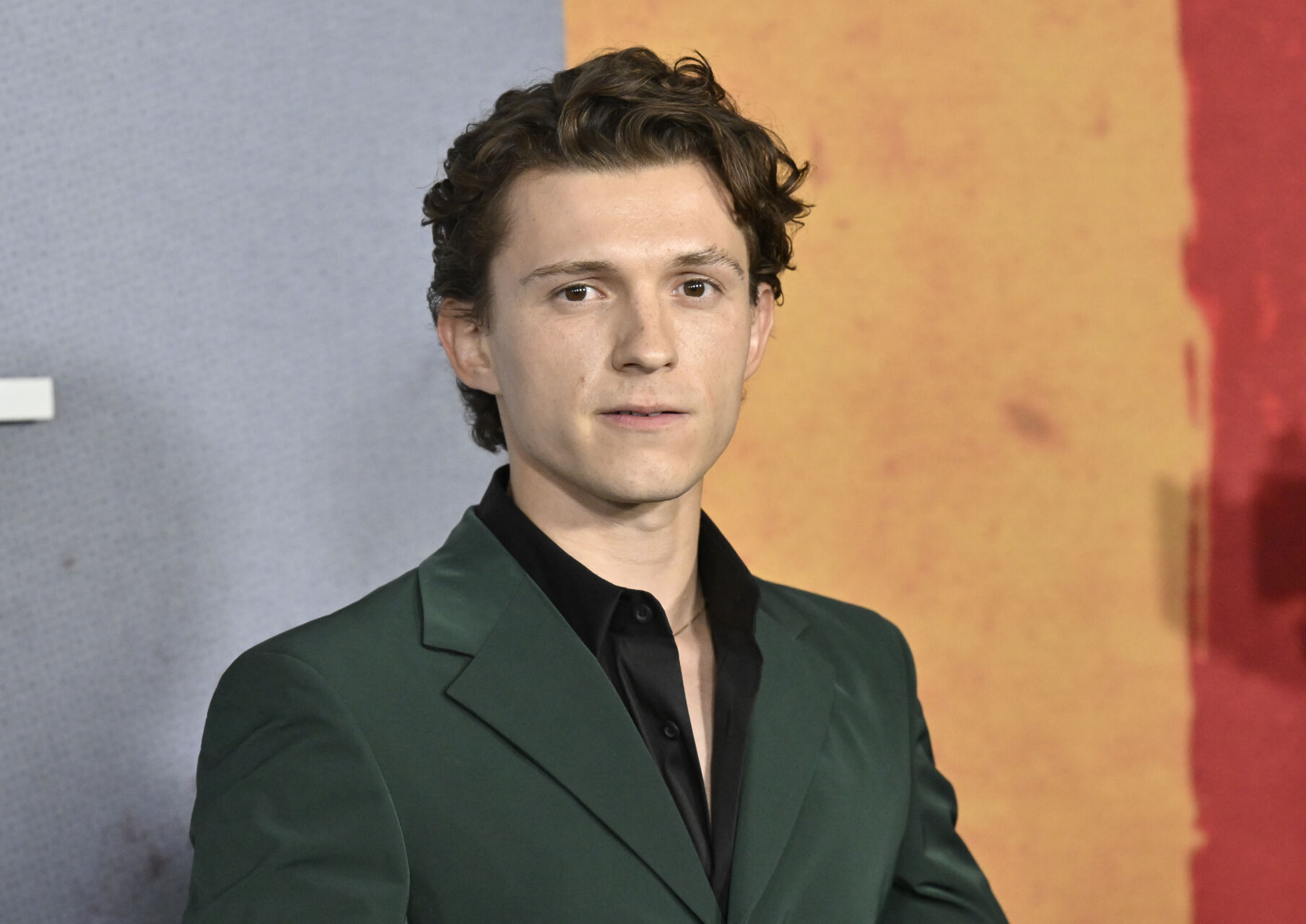 TOM HOLLAND'S 'THE CROWDED ROOM' SERIES COMING TO APPLE TV+ - Z93