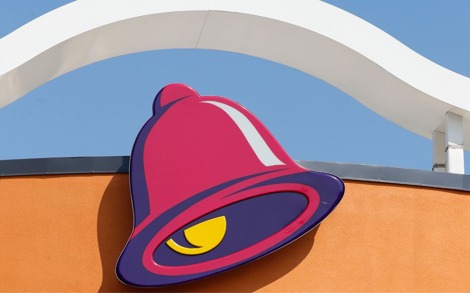 TACO BELL TEAMS UP WITH CROCS FOR 'MELLOW SLIDE' - NACHO AVERAGE SHOE - Z93