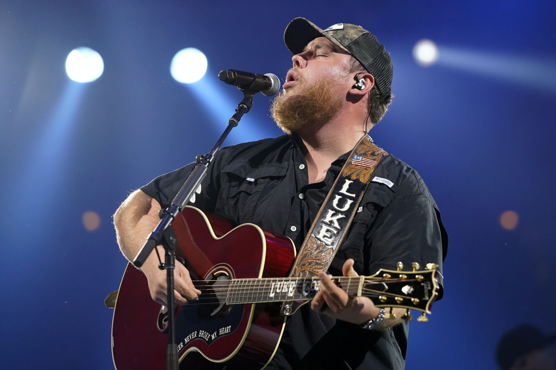 LUKE COMBS BRINGS 8-YEAR-OLD LEUKEMIA SURVIVOR ON STAGE TO PERFORM ...