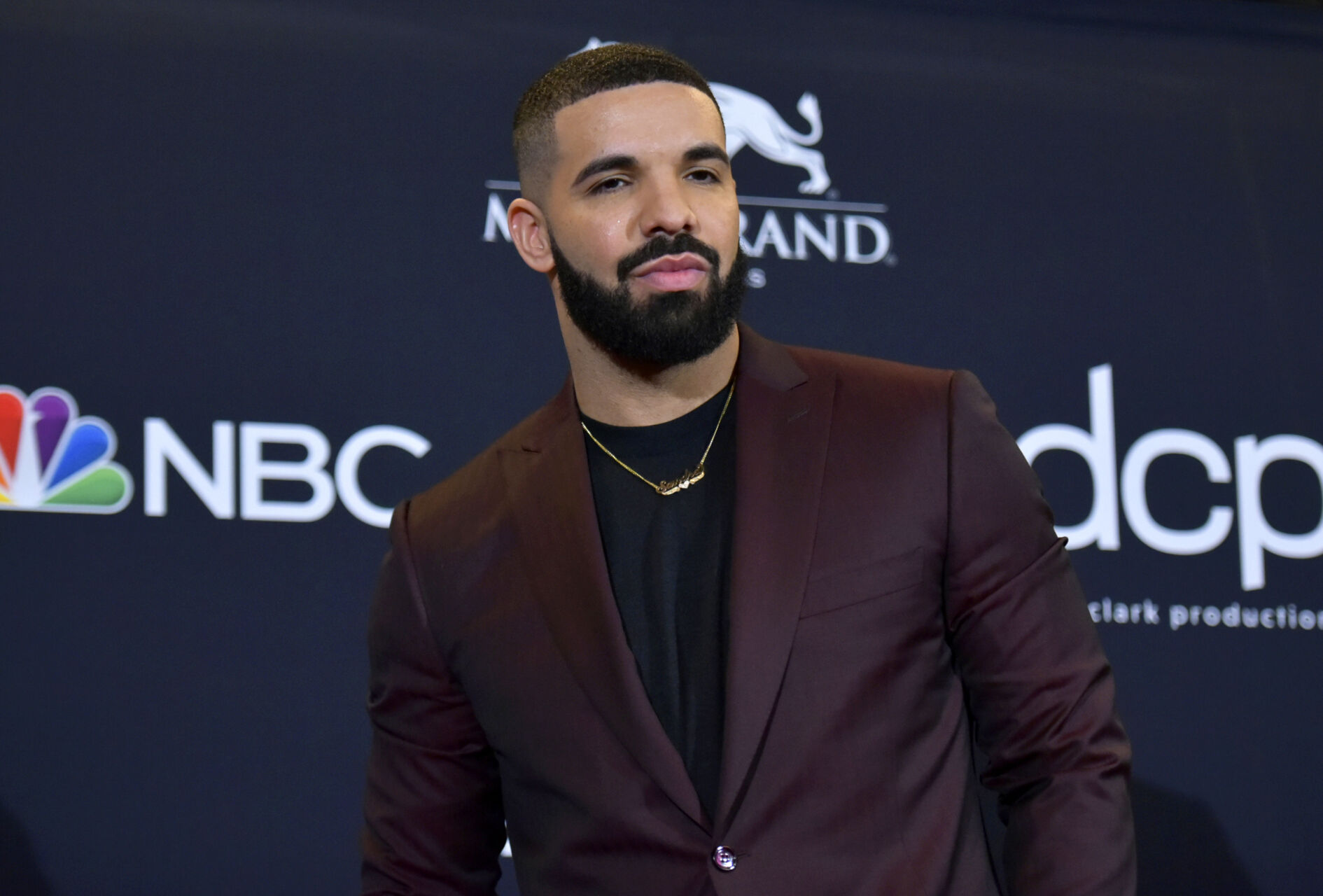 DRAKE WAKES UP SLEEPING FAN AT HIS CONCERT - WATCH THE VIDEO HERE - Z93