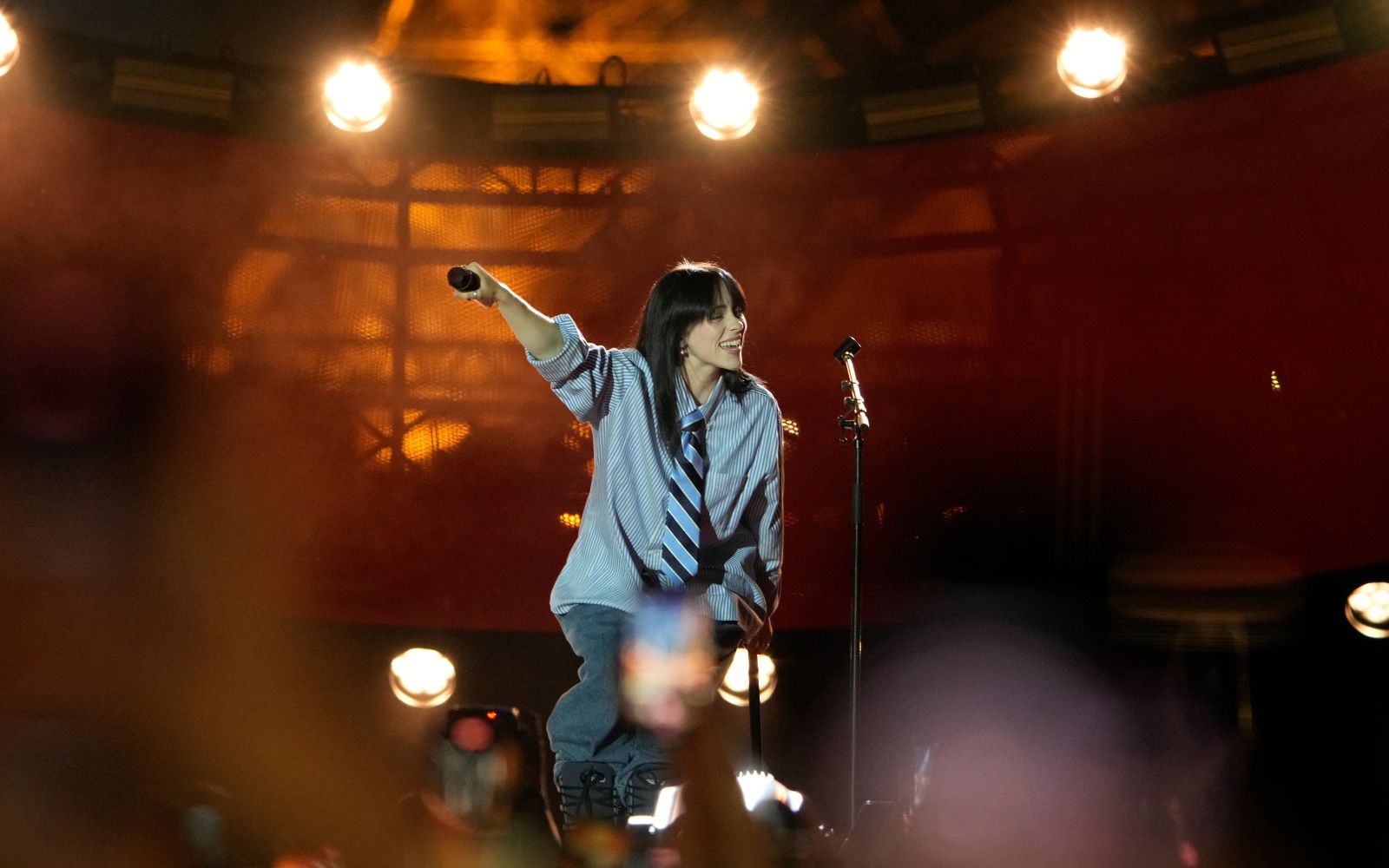 WATCH BILLIE EILISH PERFORM VIRAL HIT "BILLIE EILISH" WITH ARMANI WHITE ...