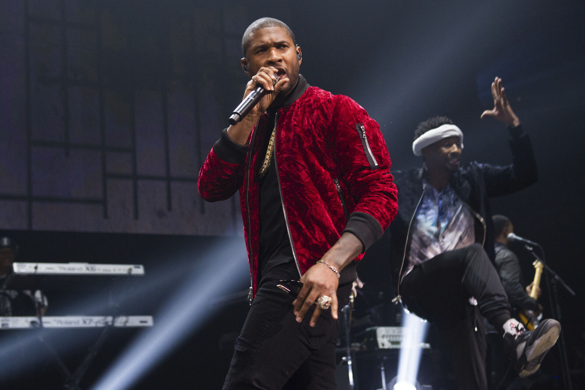 USHER GETS CALLS FROM KIM KARDASHIAN, DEION SANDERS, & OTHERS, IN APPLE ...