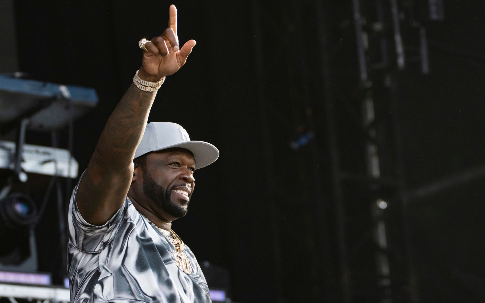 WATCH: 50 CENT SURPRISES LONDON CROWD BY BRING OUT ED SHEERAN - Z93