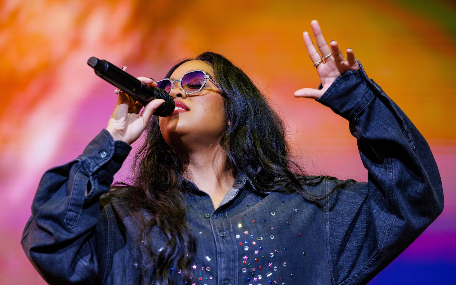 USHER AND H.E.R. GET ARTSY, AND SEXY, IN NEW VIDEO FOR "RISK IT ALL" - Z93