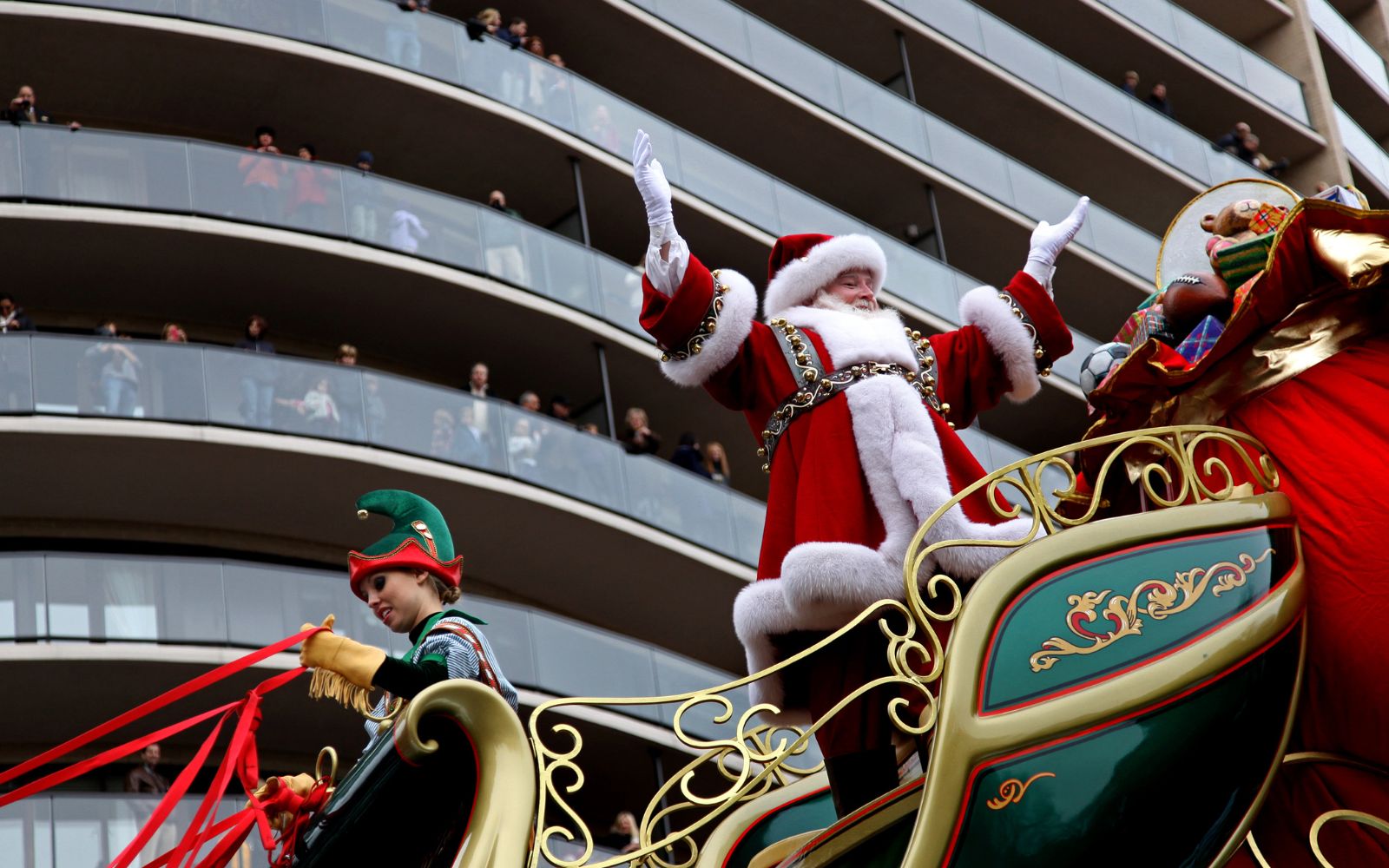 SLEIGH FROM ELF GETS POLICE ESCORT TO CENTRAL PARK - Z93