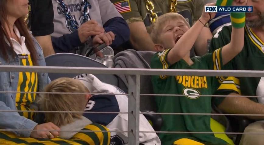 Photo of Wisconsin Dells Family Goes Viral During Packers-Cowboys Game ...