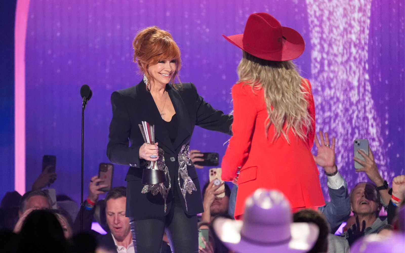 REBA MCENTIRE SURPRISES LAINEY WILSON WITH SPECIAL HONOR DURING THE VOICE FINALE - Z93